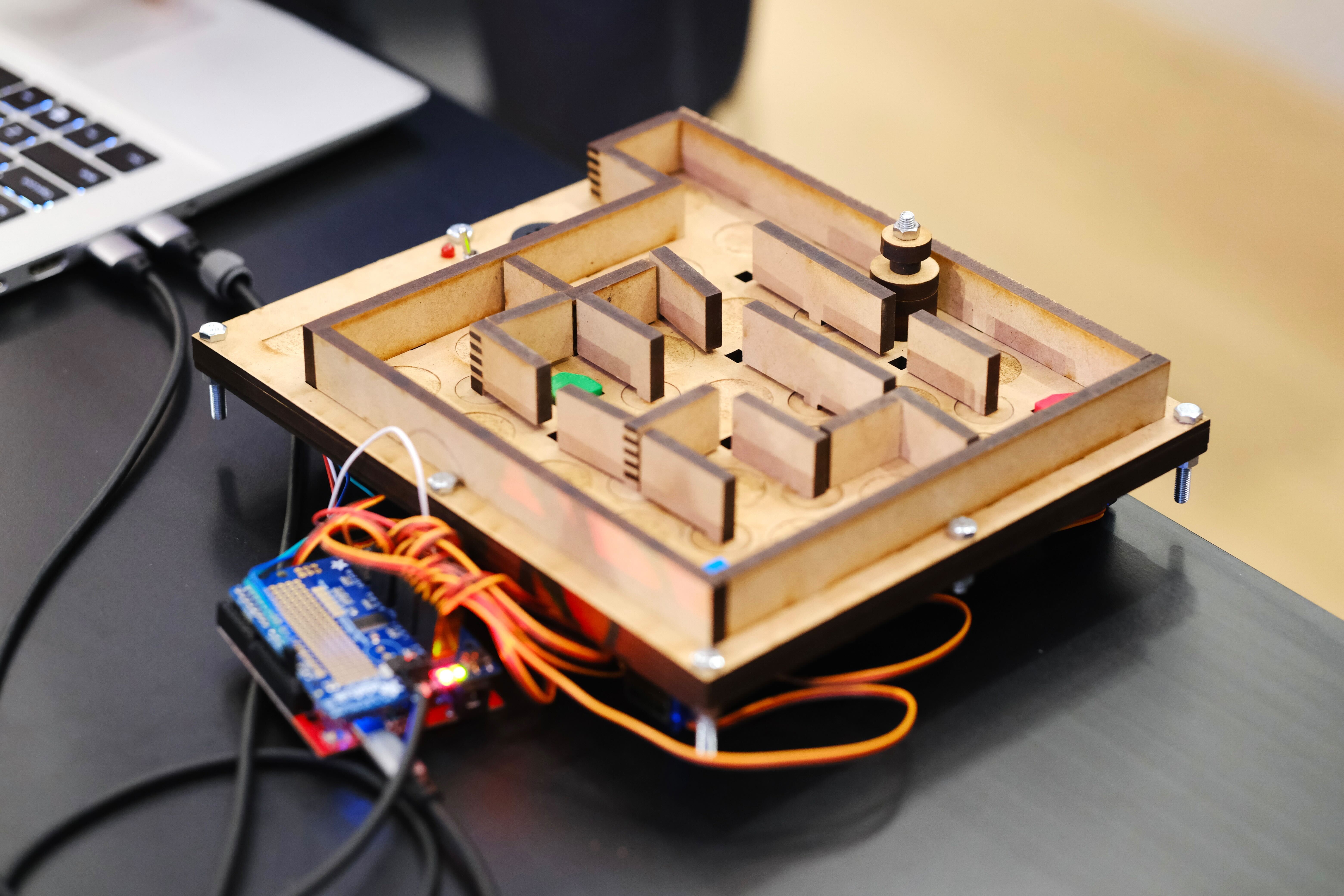 Dynamic Maze – Hybrid Digital Boardgames