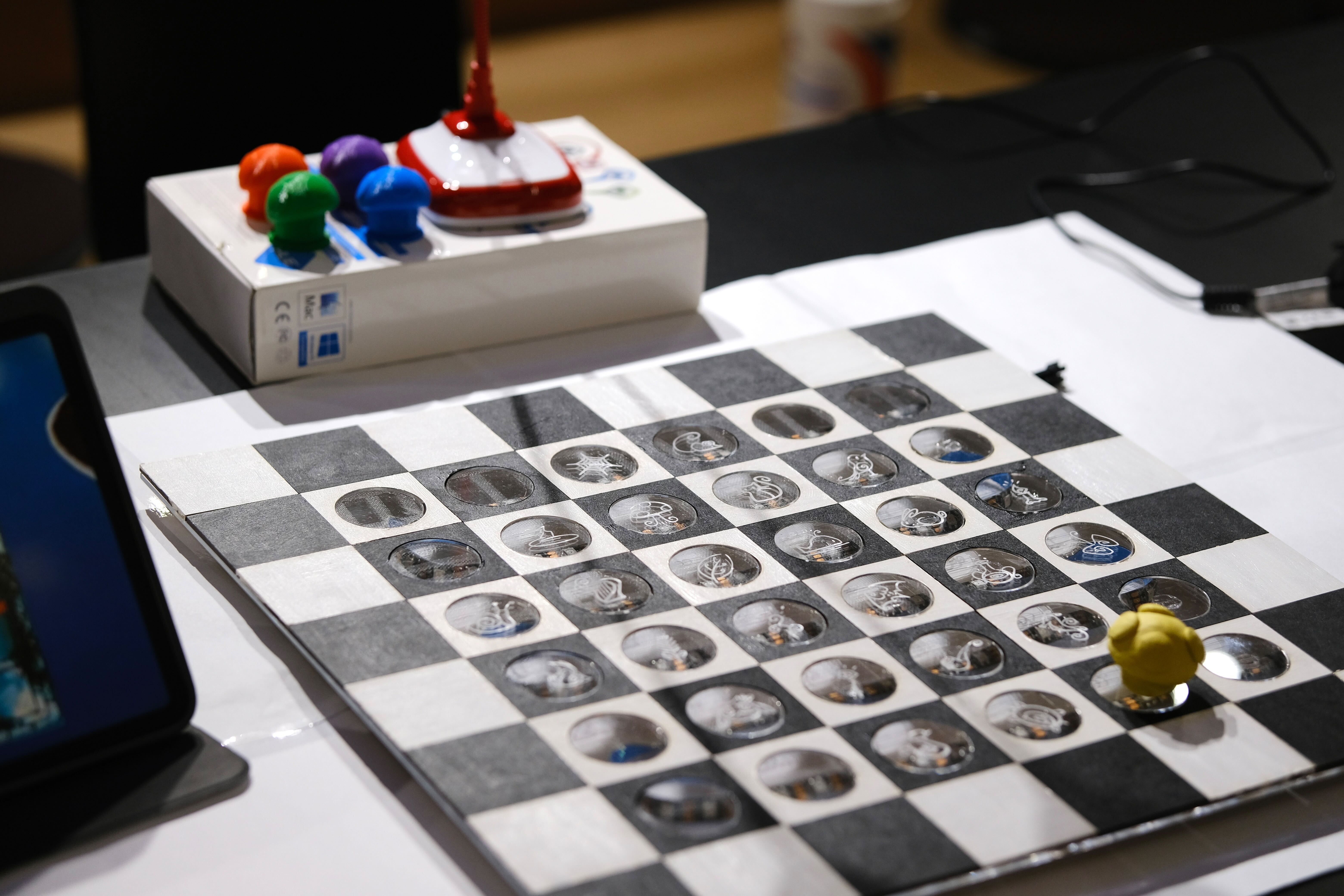 The Magic Labyrinth – Hybrid Digital Boardgames